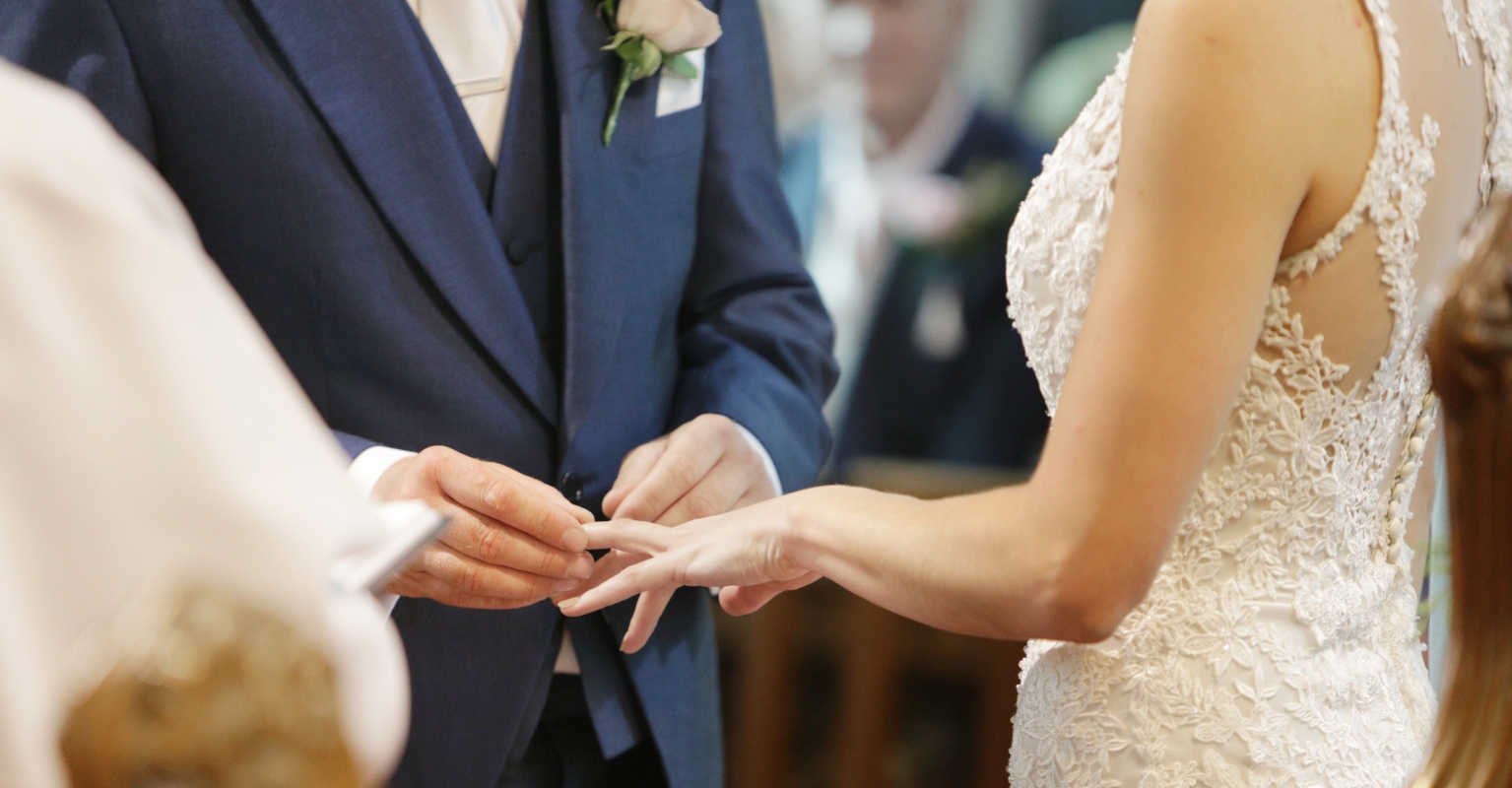 Groom interrupts own wedding to play footage of his bride cheating with ...