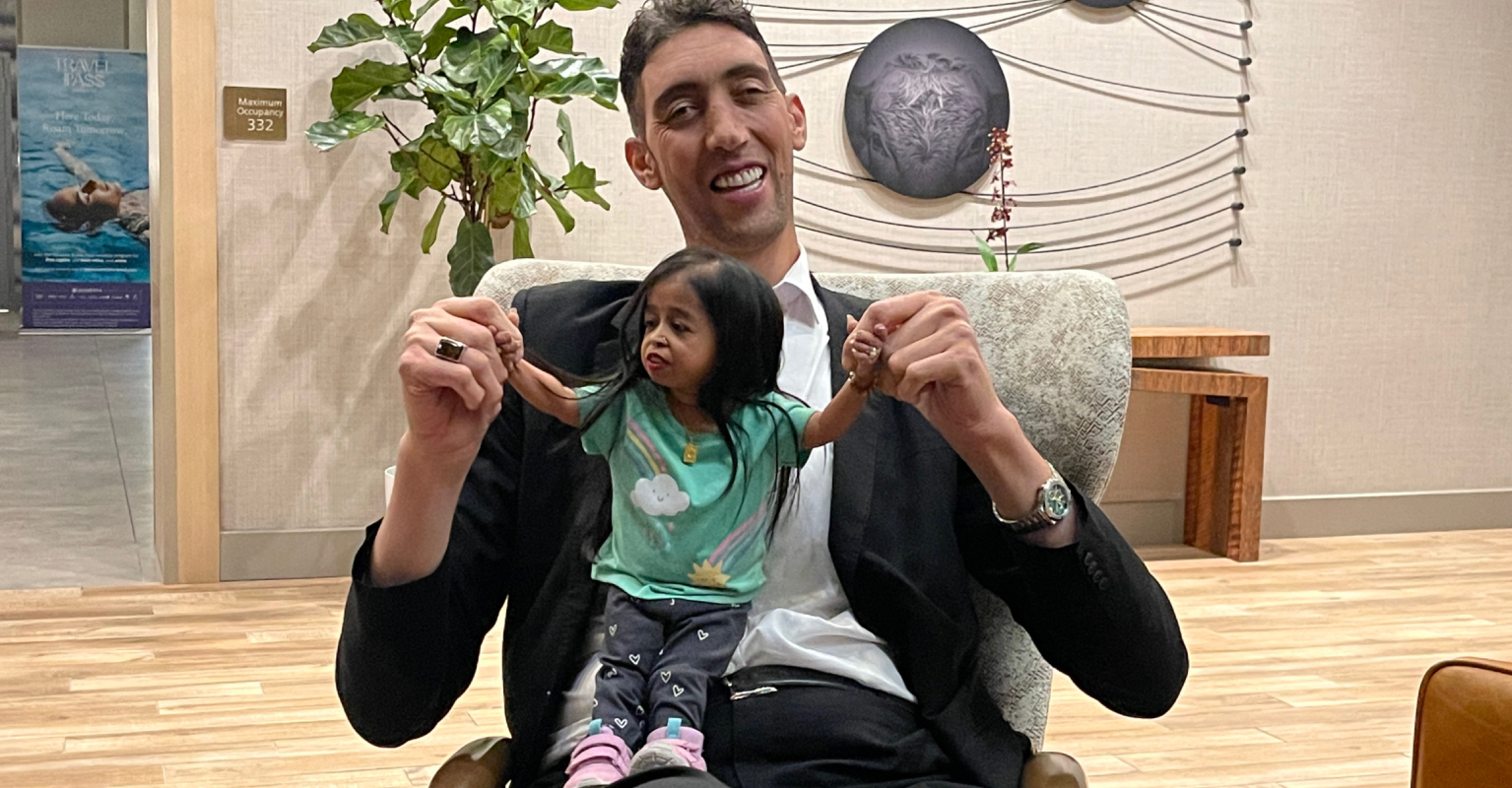 World's Tallest And Shortest Living People Come Together For ...